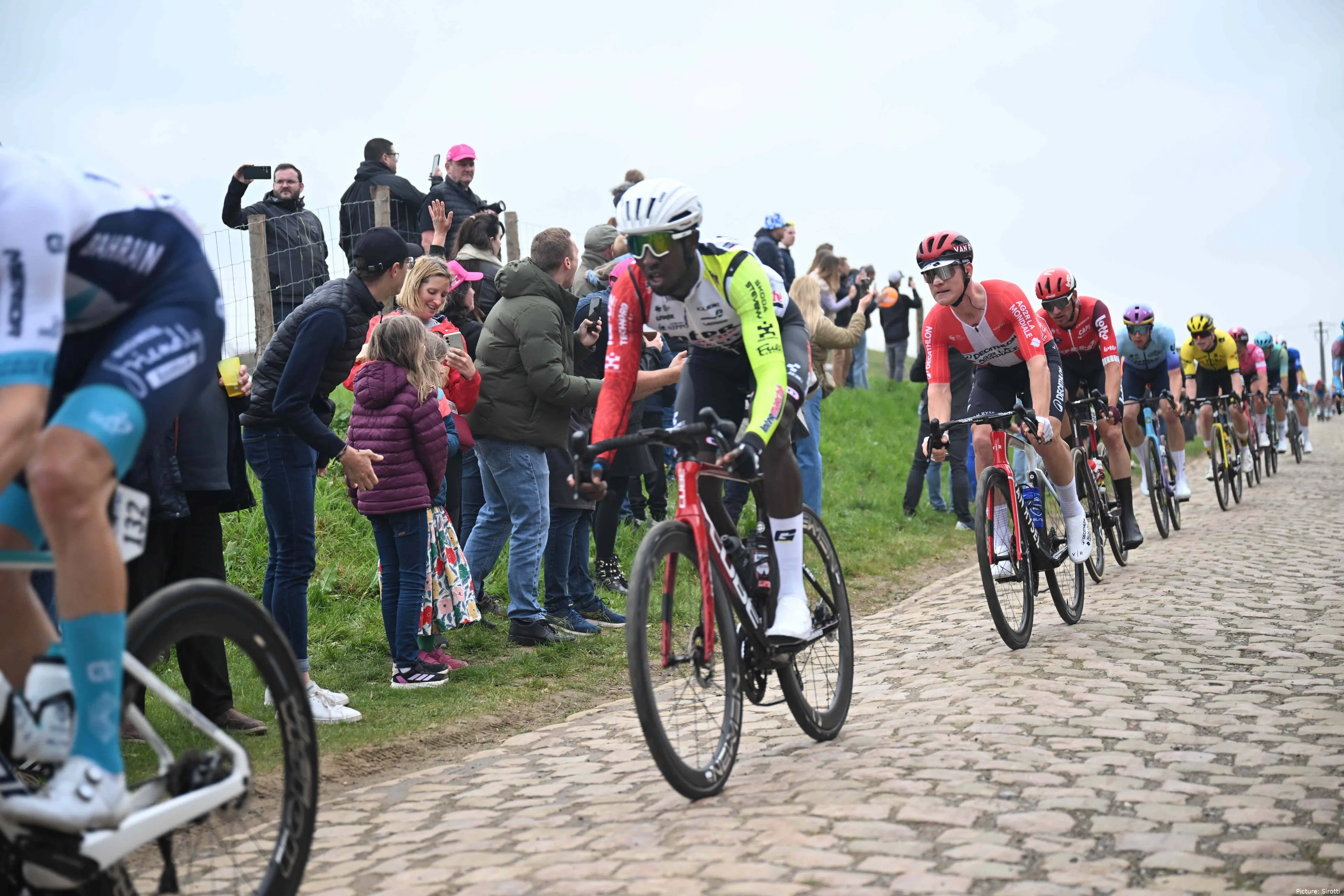 Biniam Girmay endures the ‘hell’ of Roubaix on impressive debut: “It's the most painful to ride ...
